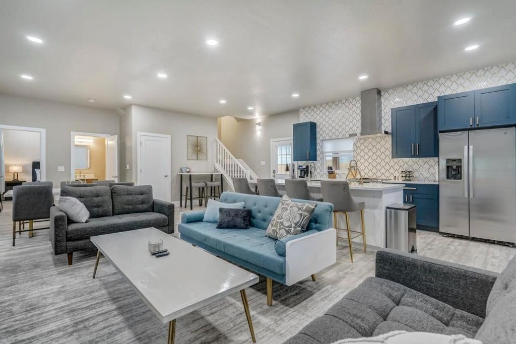 Baby Blue - Hot Tub Easy Access to Top Locations, Colorado Springs ...