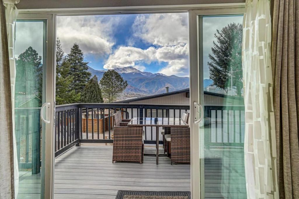 PeakView Lil Lux - Prime Spot King Hot Tub Views, Colorado Springs ...