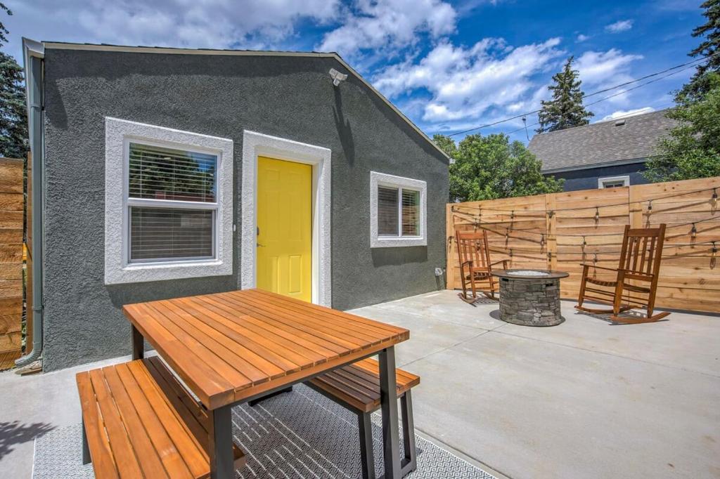 Sheridan Suite - King BBQ Skyline View, Colorado Springs (updated ...