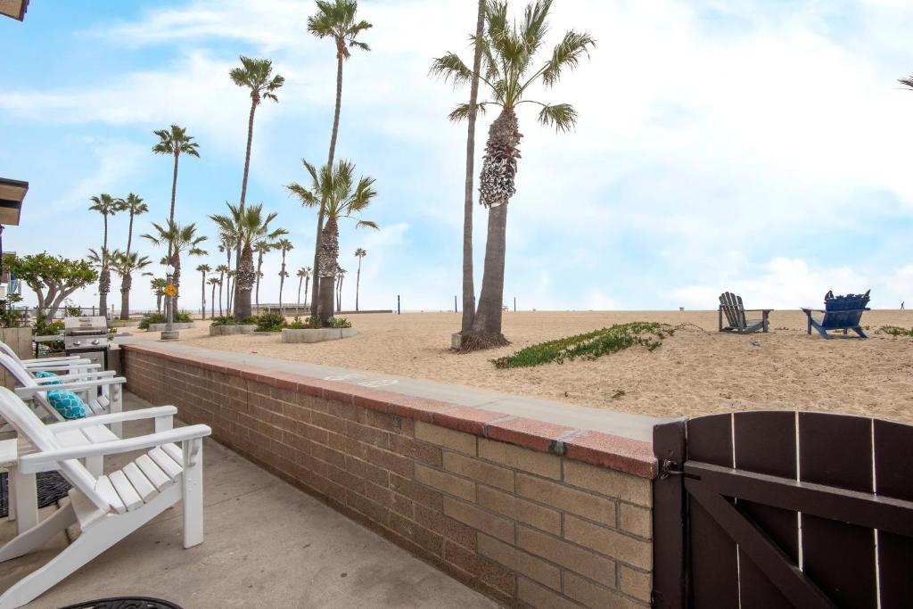 Oceanfront Triplex on Boardwalk with Ocean Views and Patio, Newport ...