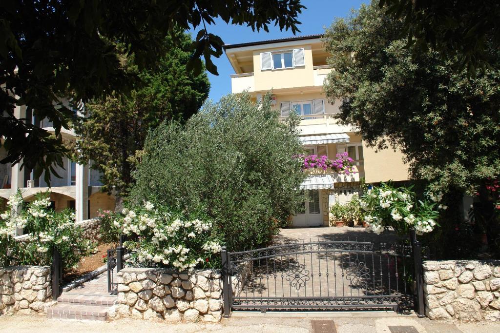 Apartments Ip - 200 m from sea, Mandre (updated prices 2025)