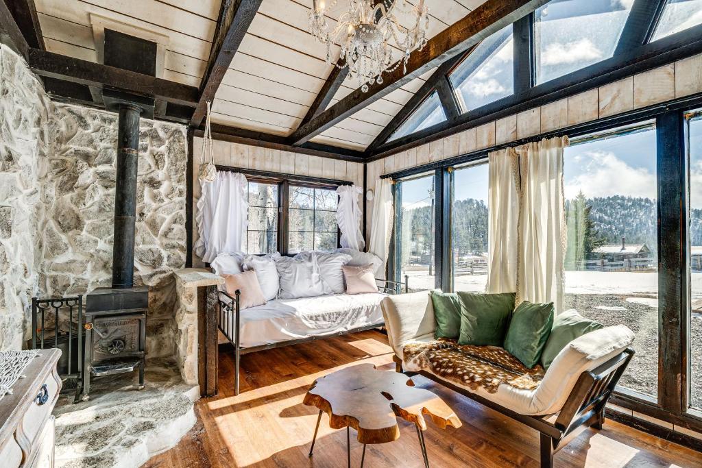 Pet-Friendly Guffey Vacation Rental with Deck!, Guffey (precios ...