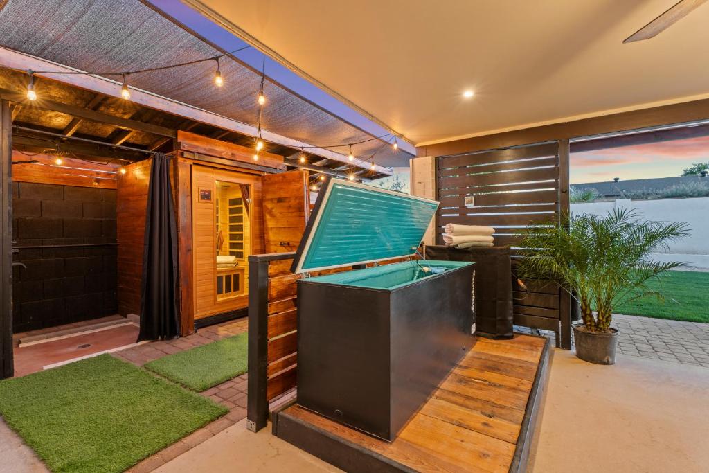 Cold Plunge, Sauna & Spa - Contemporary Retreat, Scottsdale (updated ...