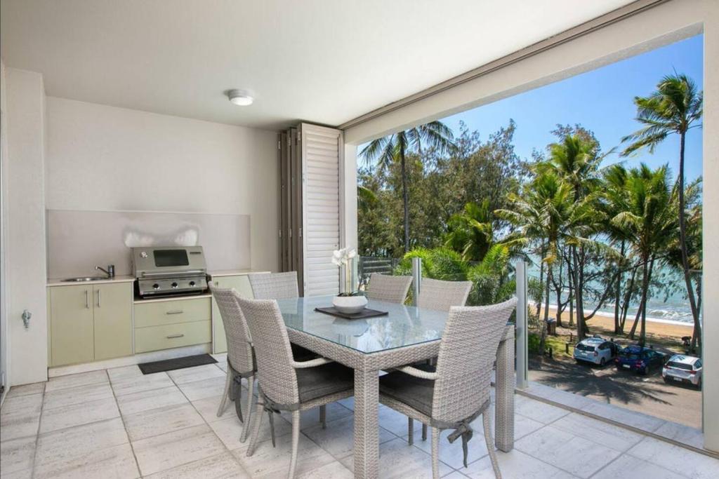 Oceanic Oasis - Your Pool Paradise by Palm Beach, Palm Cove (updated ...