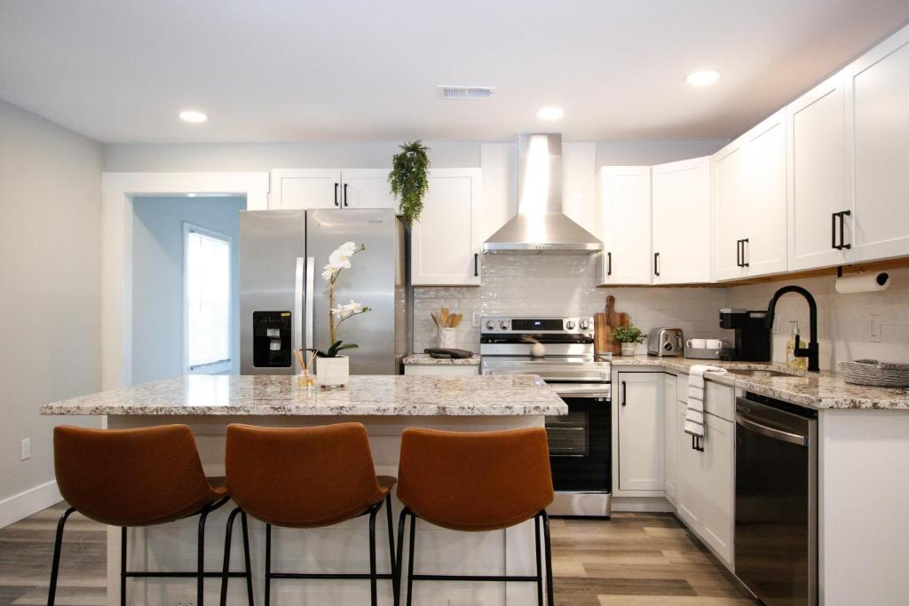 Luxury 4 Large Bedrooms with 5 Beds and 3 Baths, a Quiet Street in ...