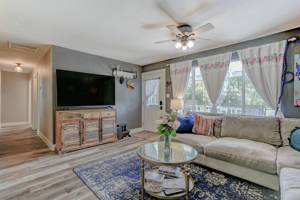 Cheerful 1-Bedroom Lake Cottage, Lakehead (updated prices 2025)