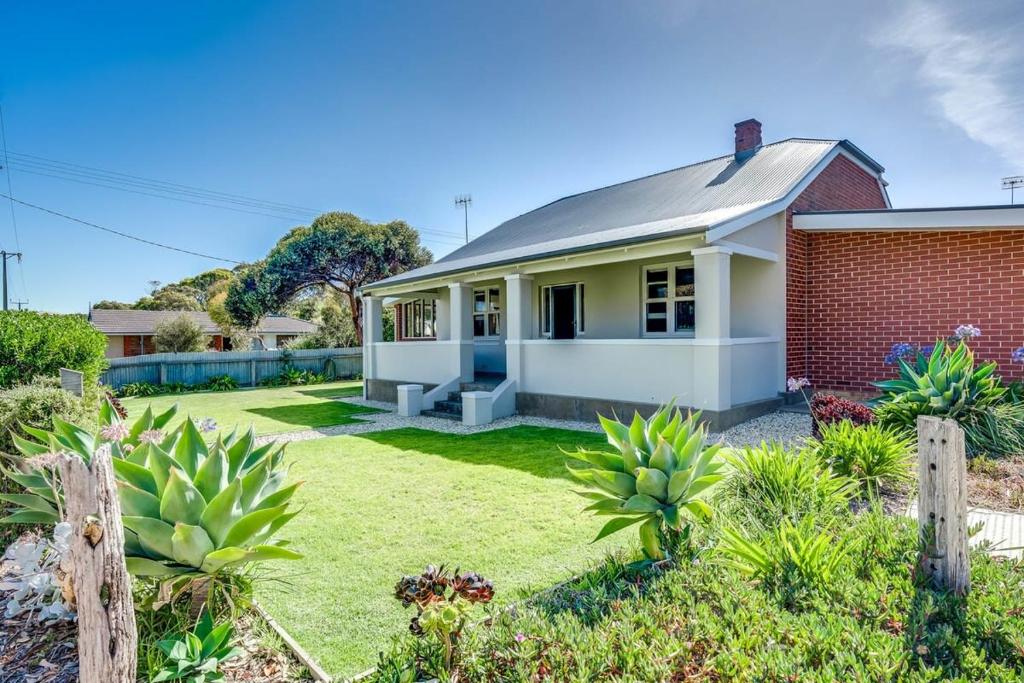 Bungalow on Hutton 18 Hutton St Port Elliot-No Linen Included, Port ...