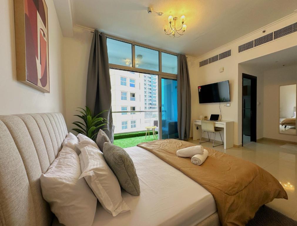 WOW Studio w/ Balcony and Canal View in Marina, Dubai (updated prices 2025)