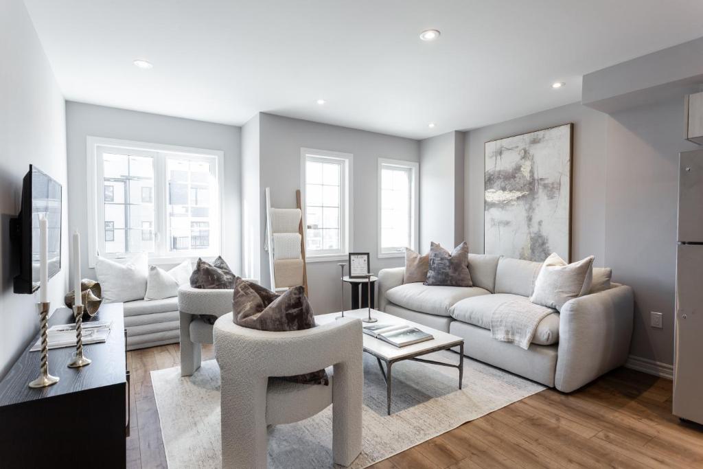 Mapleview Haven: Modern 2 Bedroom Townhouse in Barrie, Barrie (updated ...