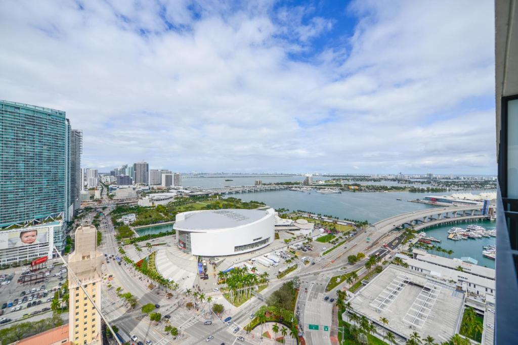 Stylish Condo near Bayside Park: Amazing Views Await, Miami – Precios ...