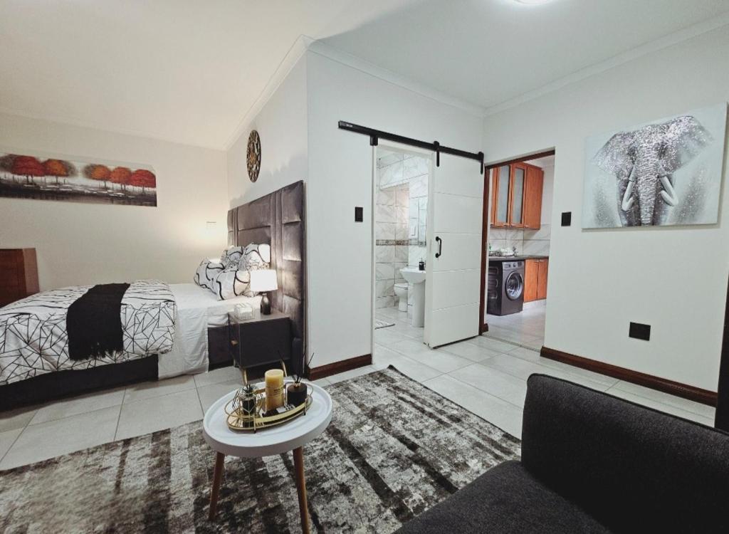 Bryanston Cottage, Johannesburg (updated prices 2025)