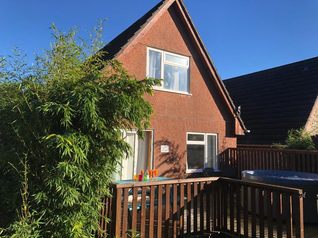Cornish family holiday lodge, Private Hot Tub & Shared Pools ...