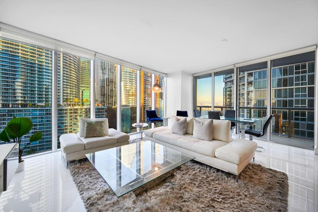 POOLSIDE CORNER 2 BEDROOMS ICON BRICKELL BAY & POOL VIEWS * 5 STAR SPA ...