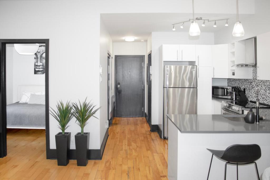 Chic 1-Bedroom Retreat in Montreal's Vibrant Plateau Mont-Royal Area ...