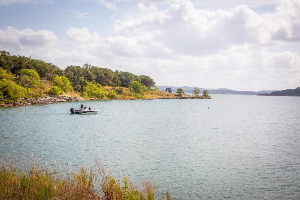 Casa del Lago - Lakefront Home! Direct Access to Canyon Lake, Canyon ...