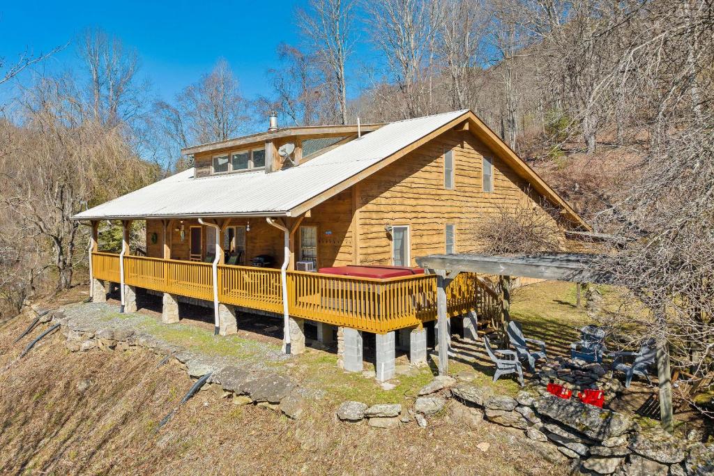 Peaceful Bryson City Cabin with Hot Tub and Deck!, Bryson City (updated ...