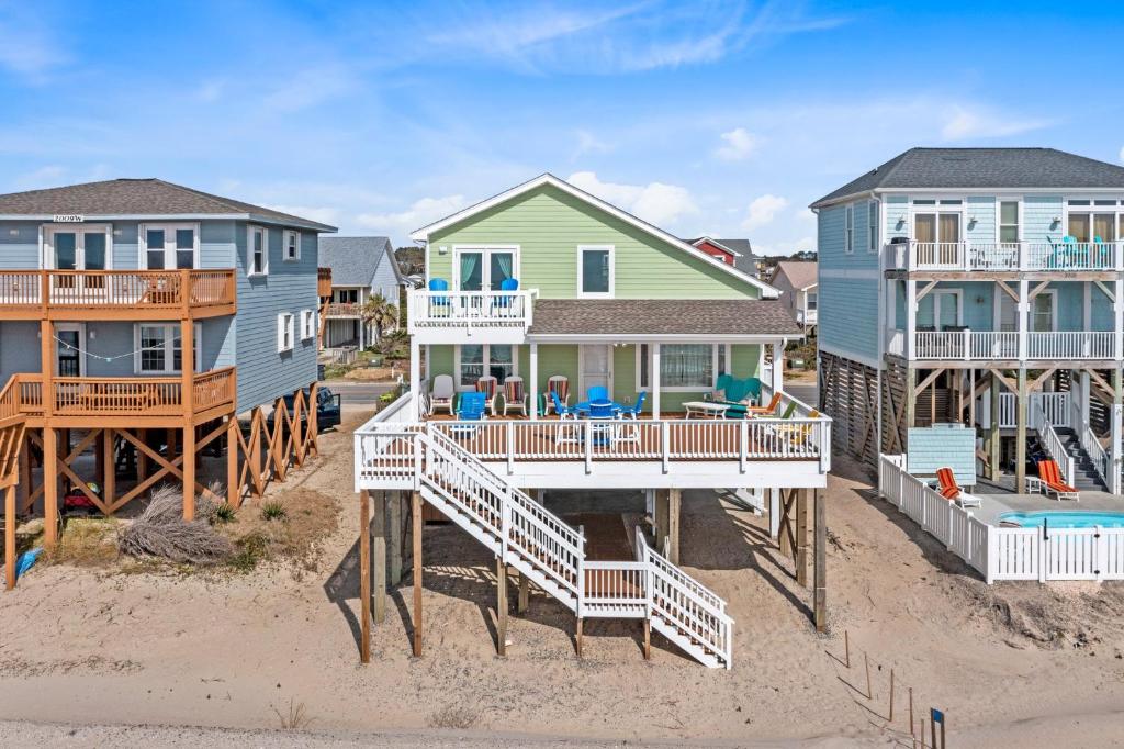 Renovated Oceanfront Cottage w Direct Beach Access Coast to Coast, Oak ...