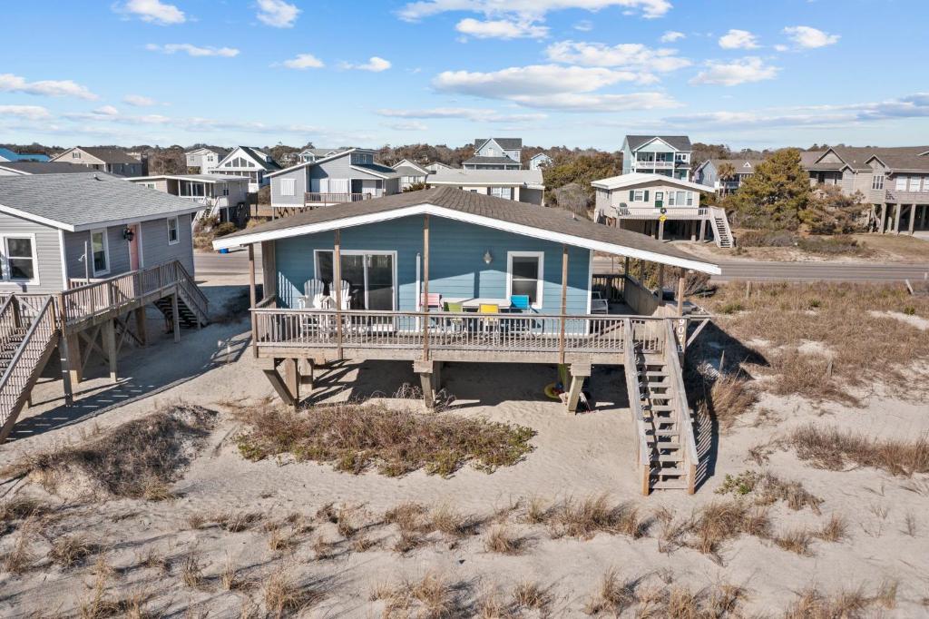 Timeless Oceanfront Cottage Near Pier with Grill & Fishing Station, Oak ...