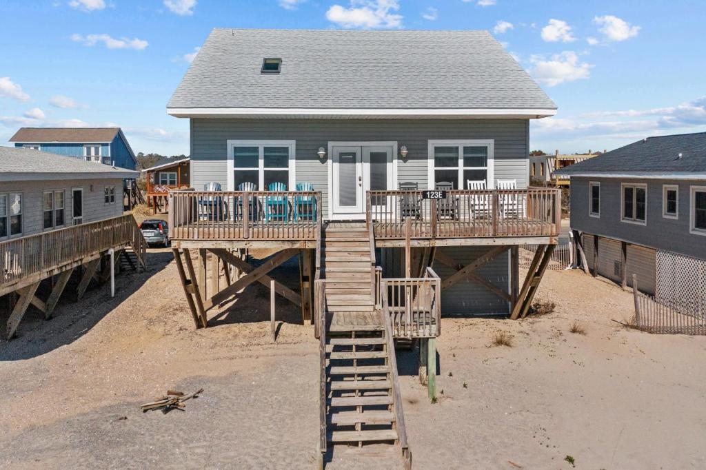Modern Oceanfront Cottage with Direct Beach Access & Near Pier, Oak ...