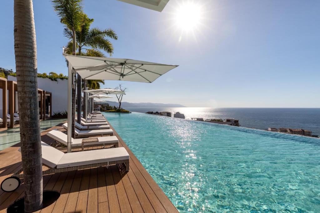 NEW Luxury SOHO Residences Condo-360 View of PV from Rooftop Pool ...