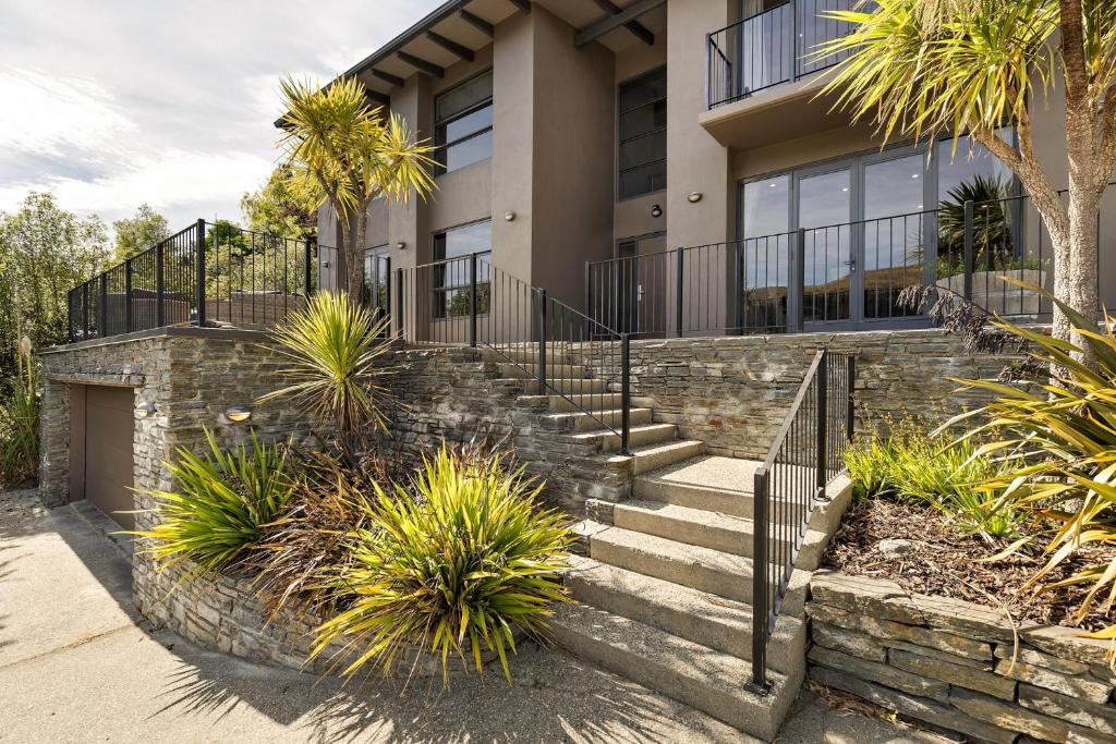 Luxurious Lake View Escape, Frankton (updated prices 2025)