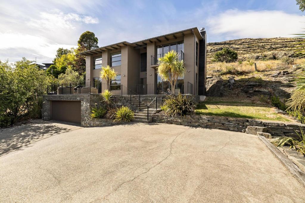 Luxurious Lake View Escape, Frankton (updated prices 2025)