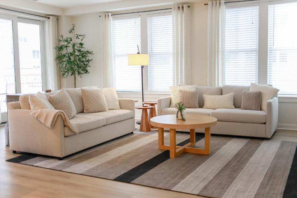 Sojourns Modern Sanctuary 2 BR Sleeps 6 Pool View, Virginia Beach ...