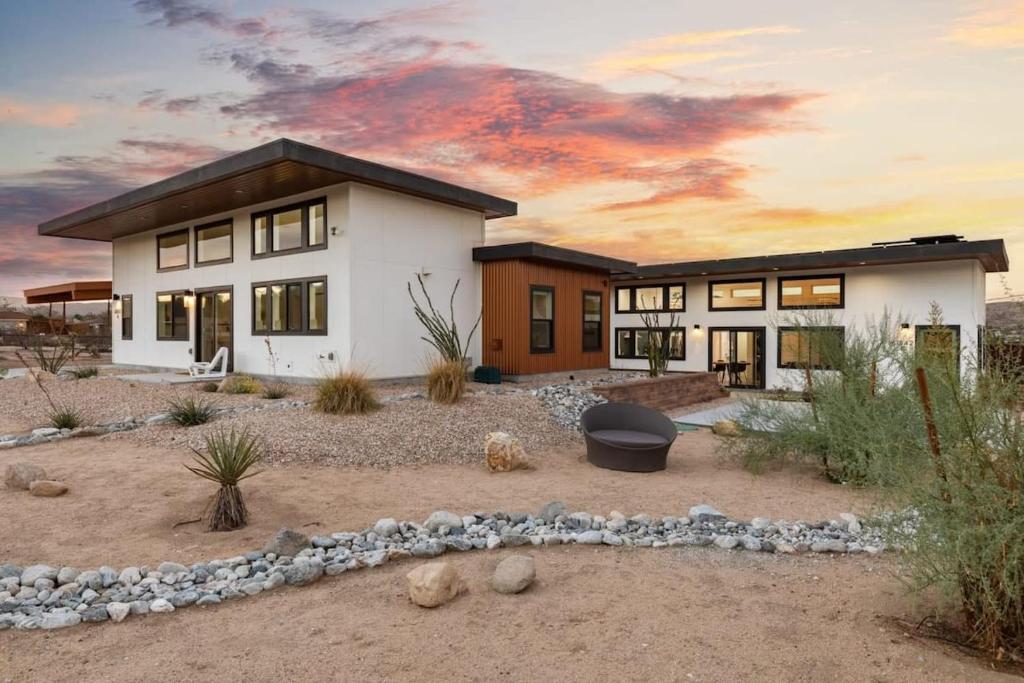 Desert Contemporary Compound - Large Modern Oasis, Joshua Tree (updated ...