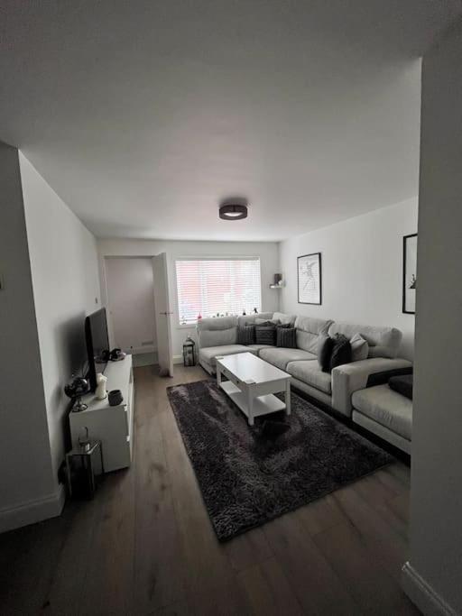 Luxury Ground Floor Maisonette, Hounslow (updated prices 2025)