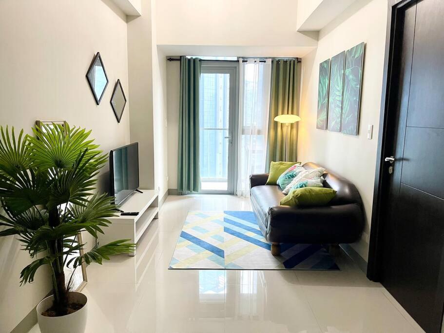 Lush 1BR Uptown Parksuites BGC 200mbps with Pool, Manila (updated ...