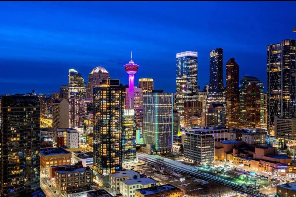 Downtown condo near Stampede, LRT, free parking & gym, Calgary (updated ...