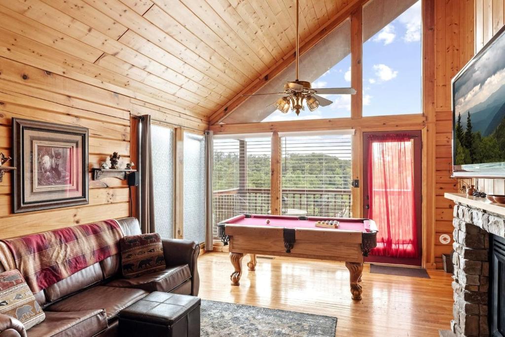 Dollywood Escape Hot Tub & Games, Sevierville (updated prices 2026)