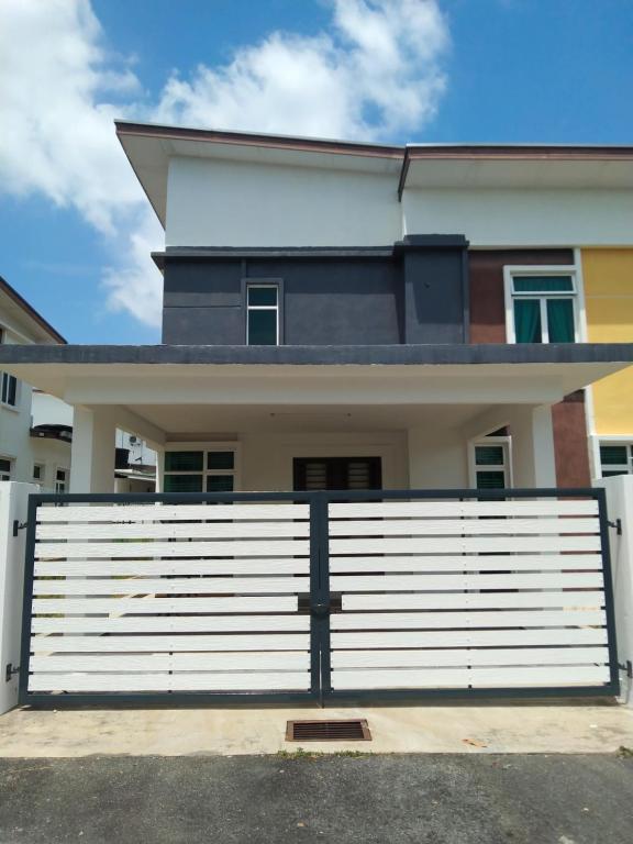 Red Garnet Homestay Taman Paya Rumput Perdana, Kampong Alor Gajah ...