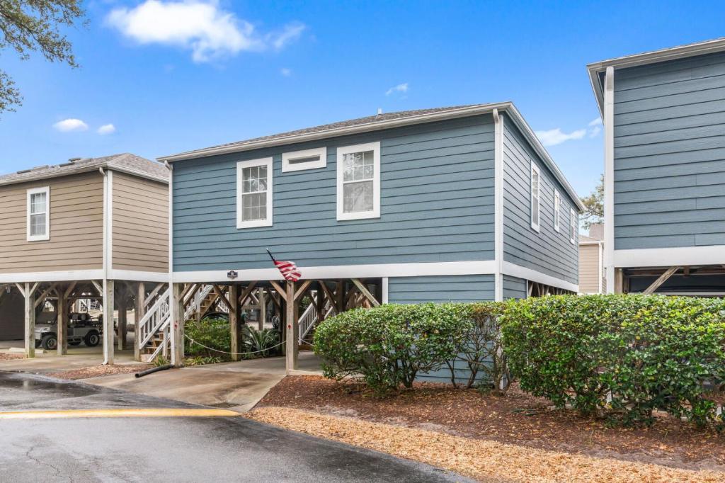 Two Bedroom House with Community Pool! Walk To The Beach! 299 Lake ...