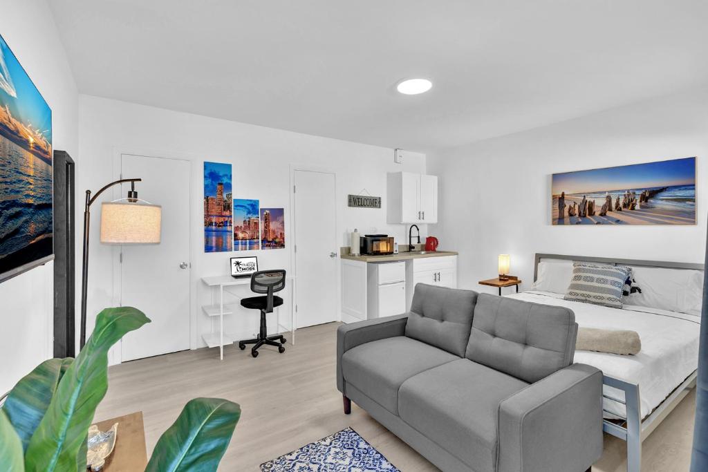 Young Circle & Hollywood Blvd Posh Studio Suite, Hollywood (updated ...