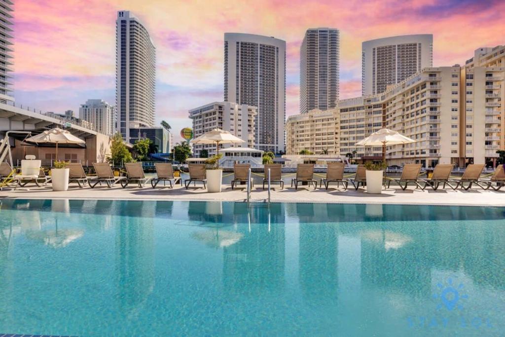 Resort Near Beach with Amazing Pool and Gym, Hallandale Beach (updated ...