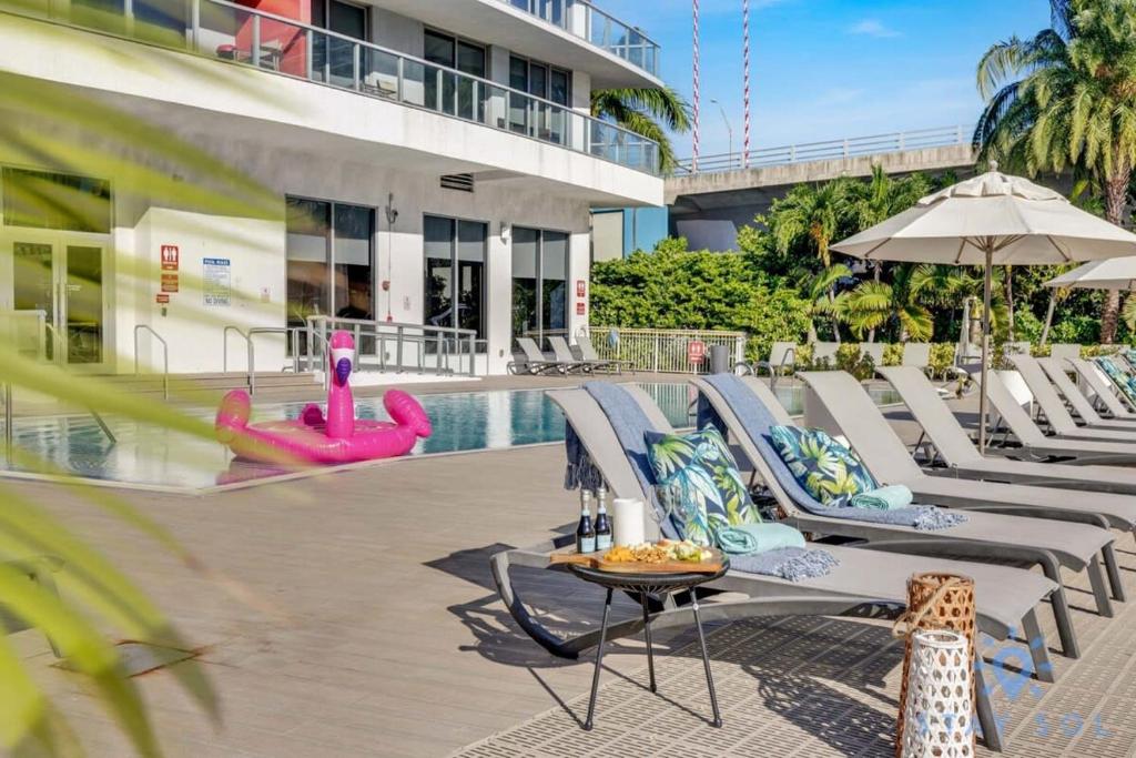 Resort Near Beach with Amazing Pool and Gym, Hallandale Beach (updated ...