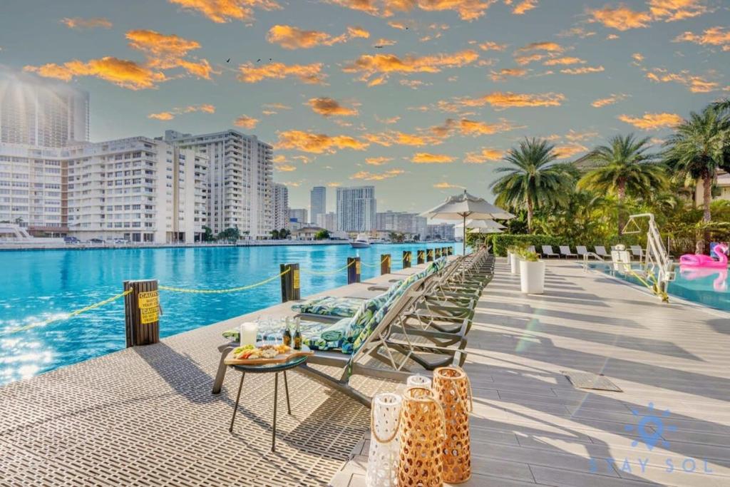 Resort Near Beach with Amazing Pool and Gym, Hallandale Beach (updated ...