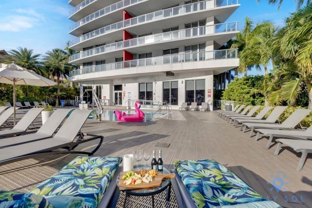 Resort Near Beach with Amazing Pool and Gym, Hallandale Beach (updated ...