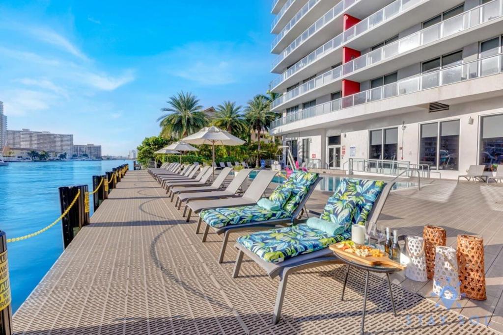 Resort Near Beach with Amazing Pool and Gym, Hallandale Beach (updated ...