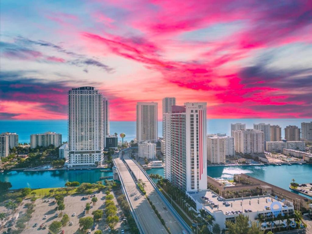 Resort Near Beach with Amazing Pool and Gym, Hallandale Beach (updated ...