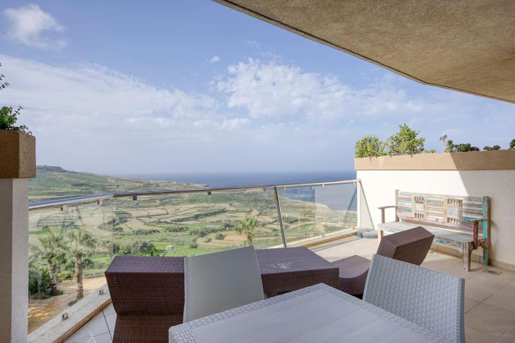 Lovely home with amazing balcony & communal pool by 360 Estates, Għajn ...