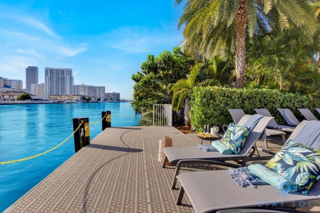 Spectacular View with Balcony, Pool, Near Beach, Hallandale Beach ...