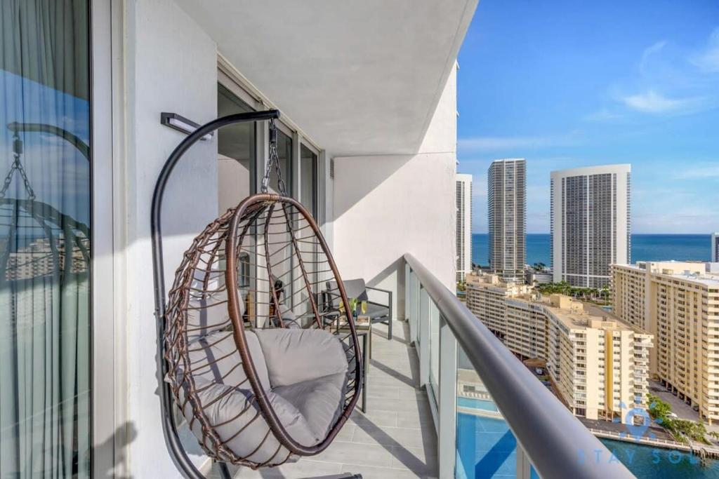 Infinite View Balcony Gym Amaizing Pool, Hallandale Beach (updated ...