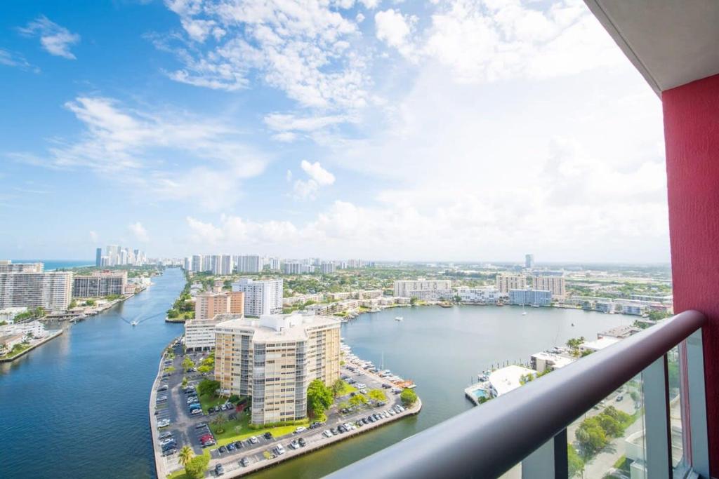 Infinite View Balcony & Pool Gym Near Beach, Hallandale Beach (updated ...