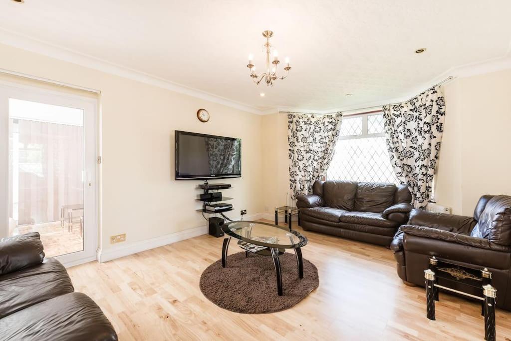 Lovely detached house, Hendon (updated prices 2025)