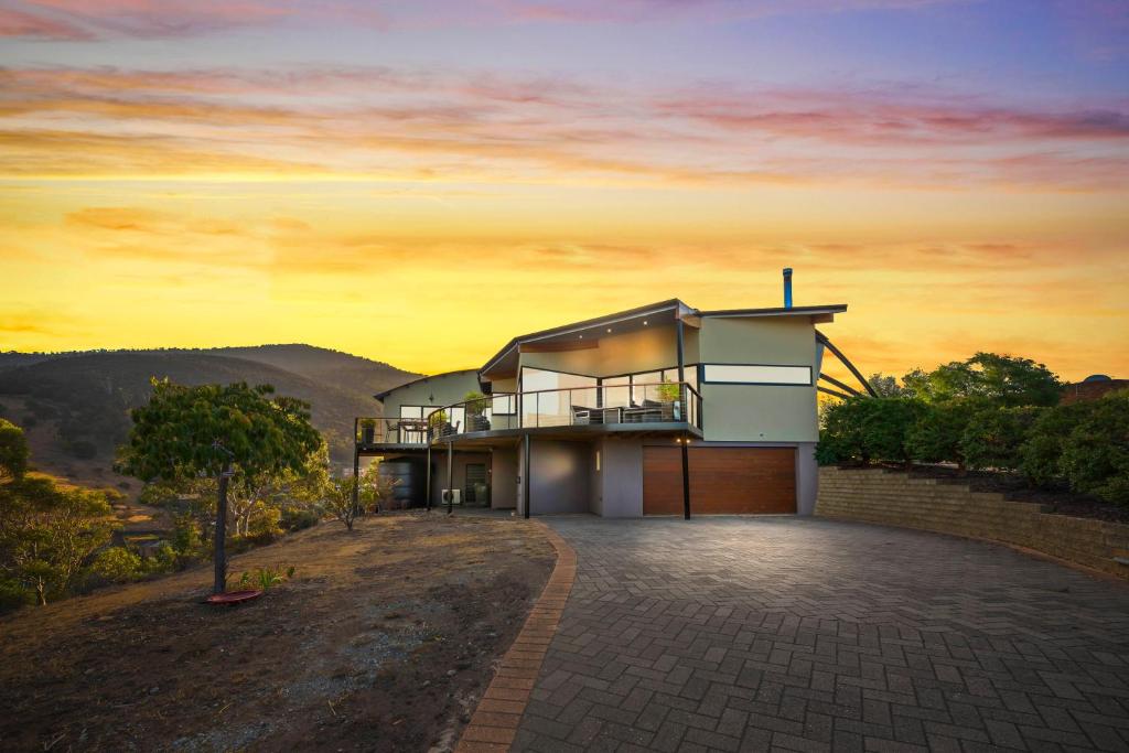 Tree Top Views - Magnificent 4 Bedroom House - 3 Minutes to MONA ...