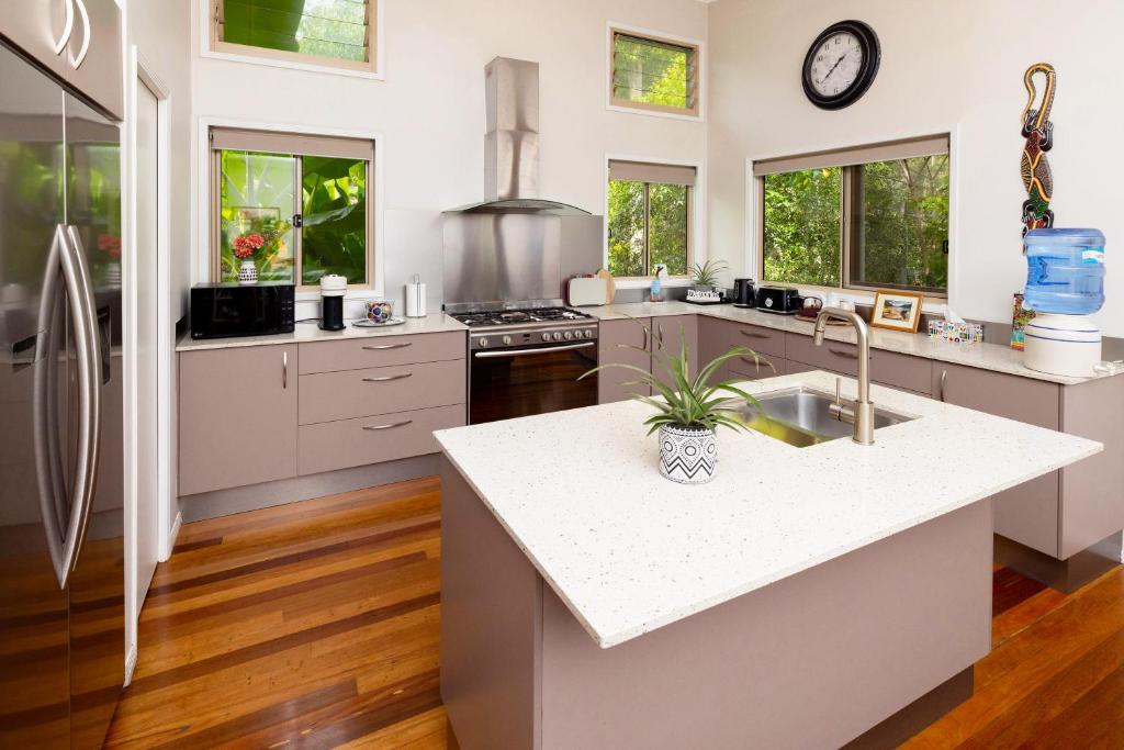 Deluxe Suite with Fireplace & Pond, Noosa Hinterland, Doonan (updated ...