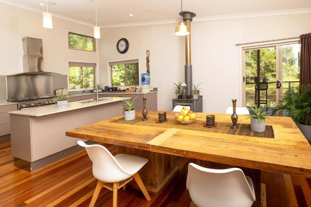 Deluxe Suite with Fireplace & Pond, Noosa Hinterland, Doonan (updated ...