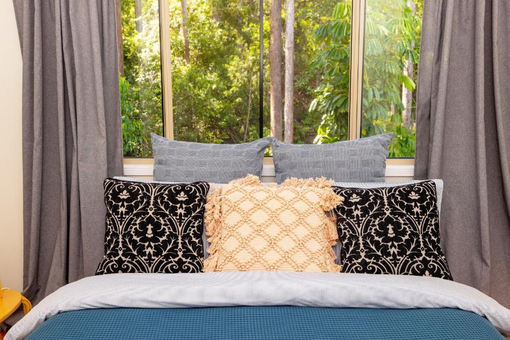 Deluxe Suite with Fireplace & Pond, Noosa Hinterland, Doonan (updated ...